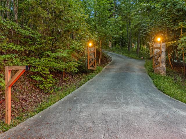 260 Lakeside Lodge Ln