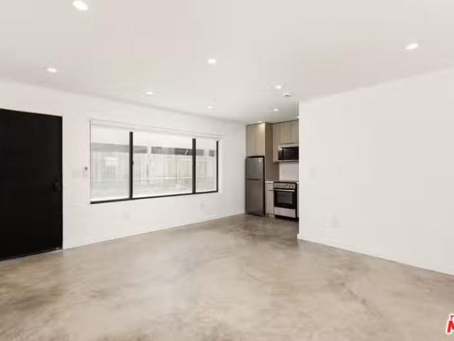 2614 Kansas Avenue, Unit H, Santa Monica, CA 90404 MLS #25494.