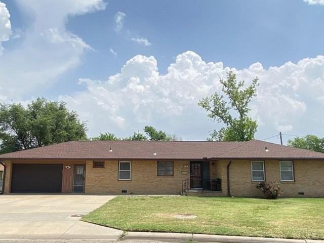2614 Paseo Dr, Great Bend, KS 67530