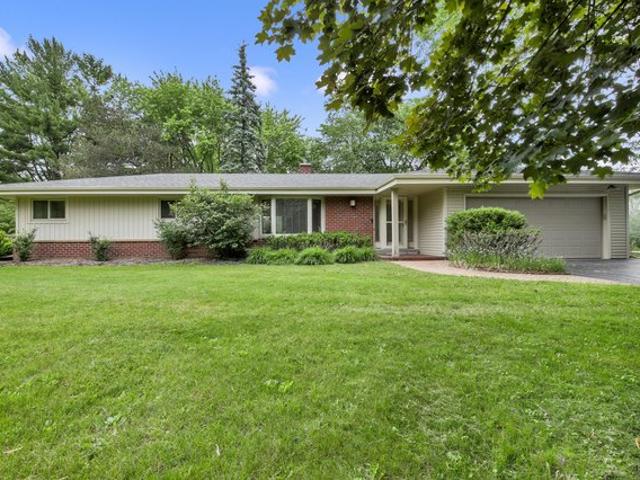 2614 W Chestnut Rd, Mequon, WI 53092