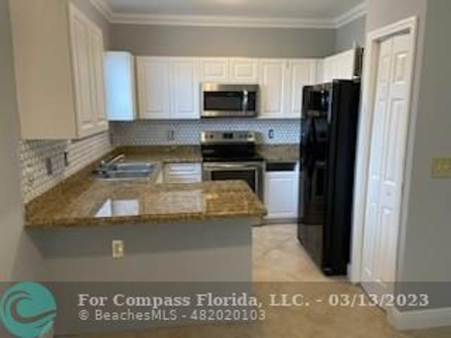 2615 Northeast 4th St, 3 beds, 2 full baths
