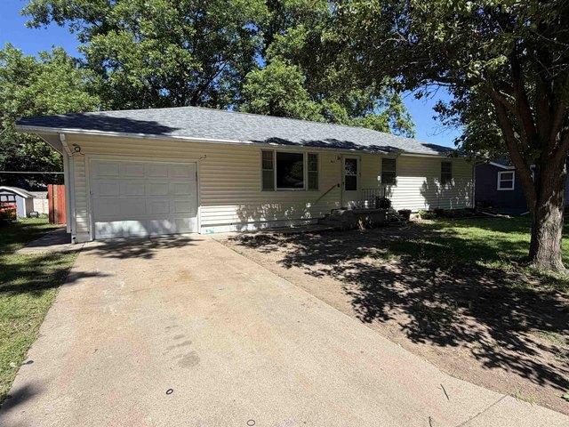 2615 Chase St, Falls City, NE 68355