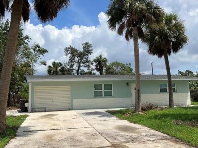 2618 Lakeshore Cir, Port Charlotte, FL 33952