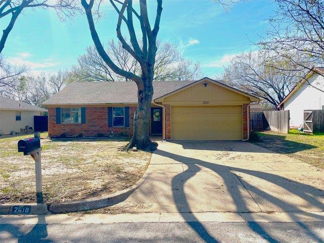 2610 N Casa Blanca Ct, Arlington, TX 76015