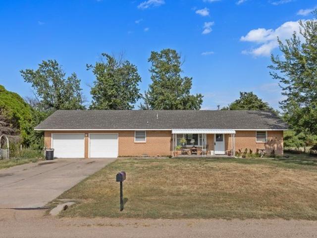 2610 St Elmo Dr, Hutchinson, KS 67502