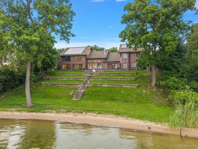 2612 Cove Ln, West Bloomfield Township, MI 48323