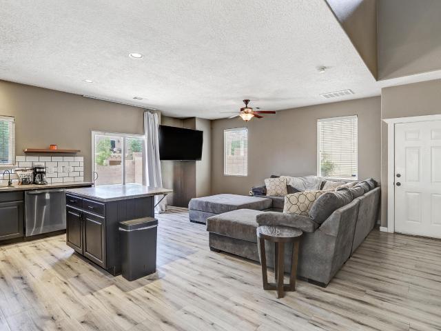 2613 Violeta Circle SE
