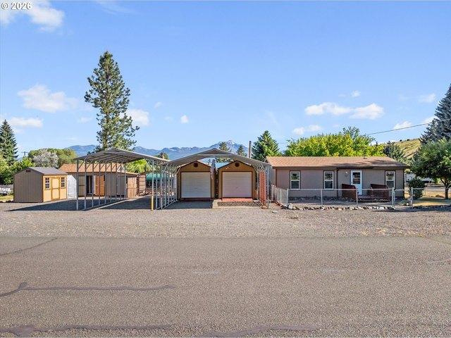 261 1st St, Prairie City, OR 97869