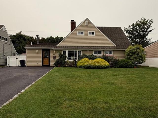 261 Elm Dr S, Levittown, NY 11756