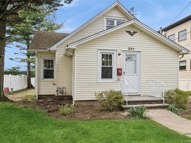 261 Marcellus Rd, Mineola, NY 11501