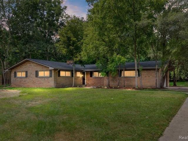 26261 LA Muera St, Farmington Hills, MI 48334