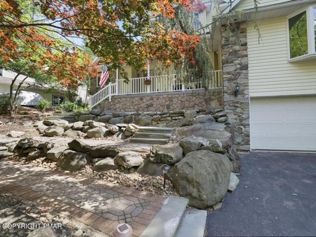 2622 Majestic Ct, East Stroudsburg, PA 18302