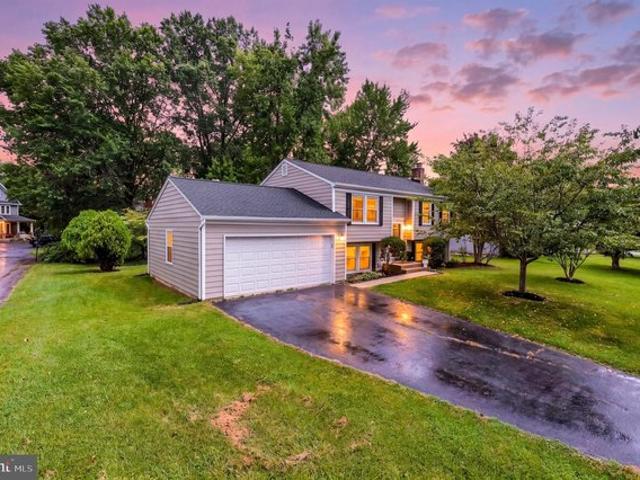 2623 Armada St, Herndon, VA 20171