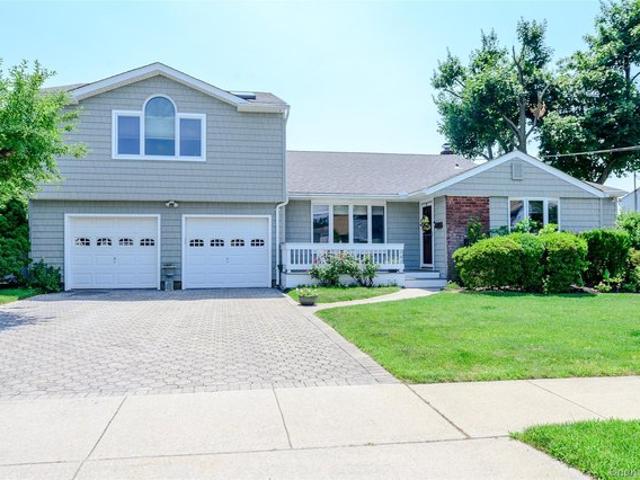 262 Rose St, Massapequa Park, NY 11762