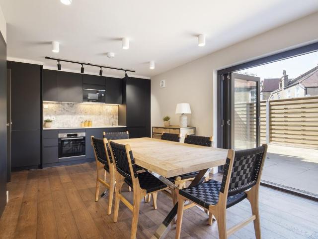262 Wimbledon Park Road, London, SW19 2 bed flat to rent £2,850 pcm £658 pw