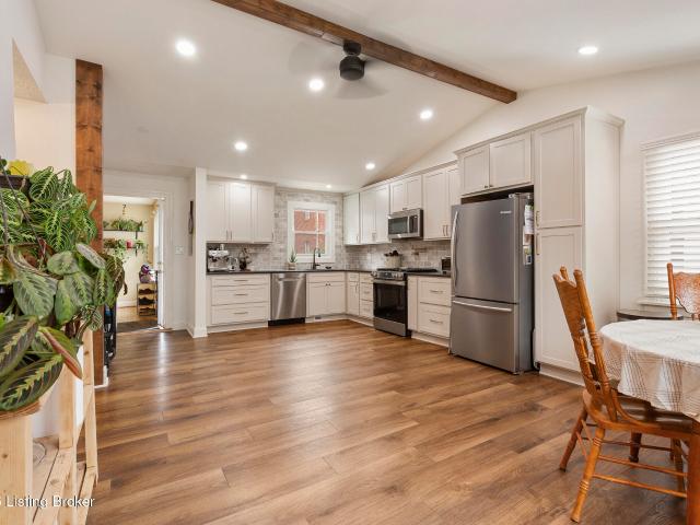 2634 Lindsay Ave