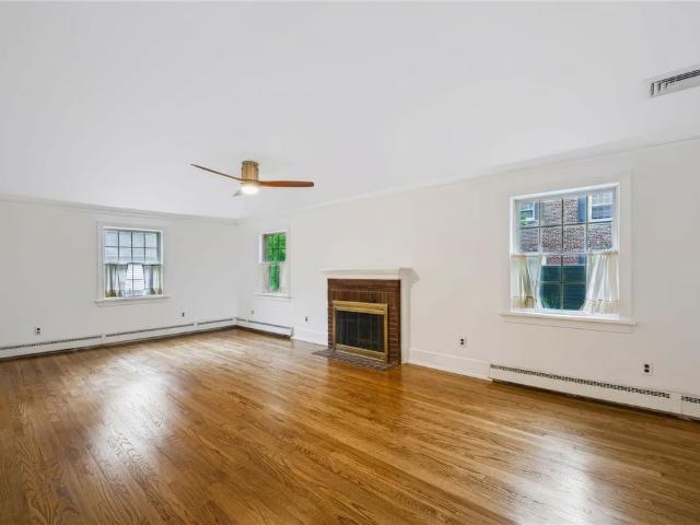 2636 W Greenleaf