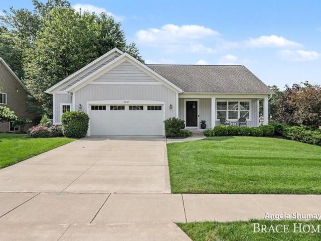 2637 Stockwood Dr NE, Grand Rapids, MI 49505