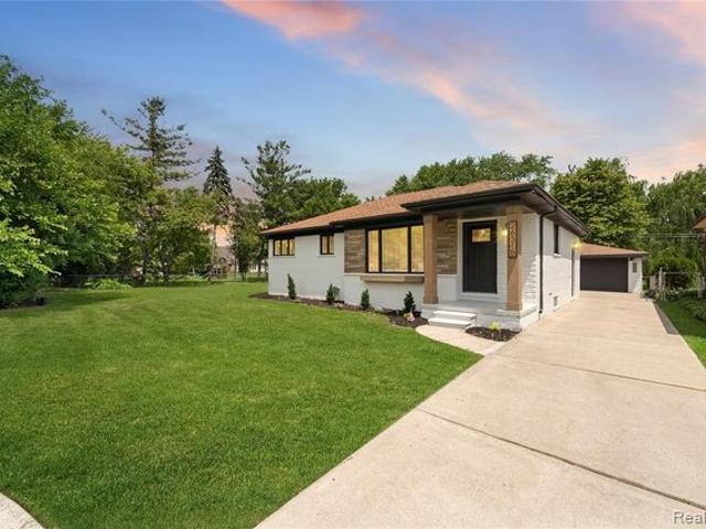 26318 San Rosa St, Saint Clair Shores, MI 48081