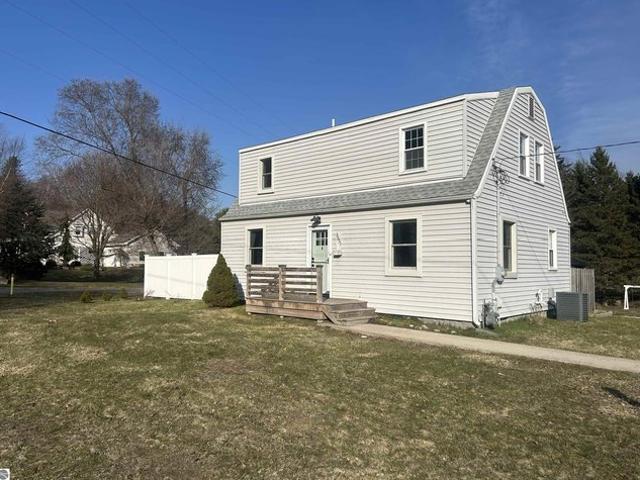 2631 Lakeshore Rd, Manistee, MI 49660