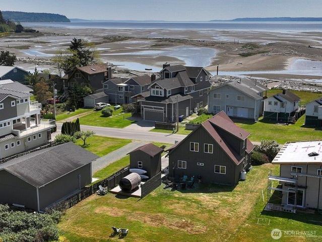 2633 Sunlight Beach Rd, Clinton, WA 98236