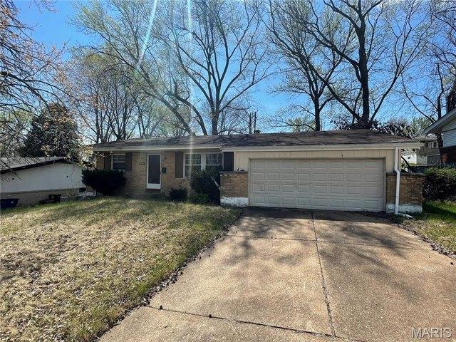 2646 Farber Dr, Saint Louis, MO 63136