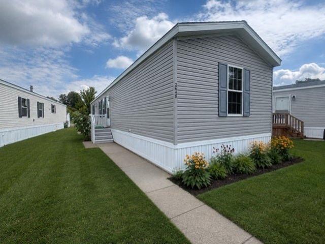 2648 Cour Regis St, Saint Clair, MI 48079