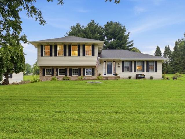 2642 Canterbury Rd, Muscatine, IA 52761