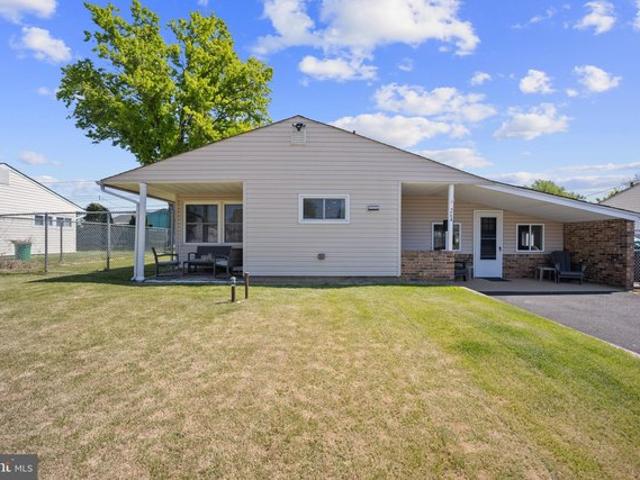 264 Goldenridge Dr, Levittown, PA 19057