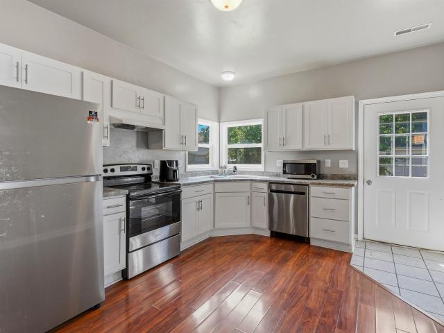 264 E 1ST Street