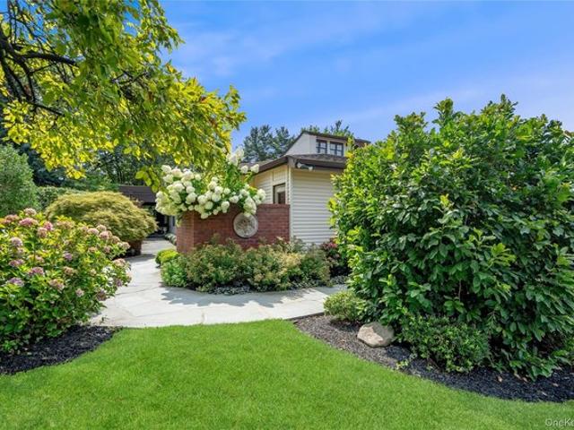264 Sparrow Dr, Manhasset, NY 11030