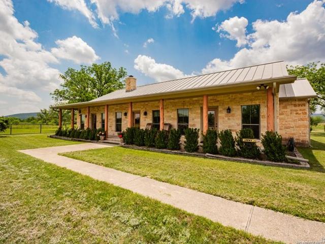 2657 W Sabinal Rd, Utopia, TX 78884