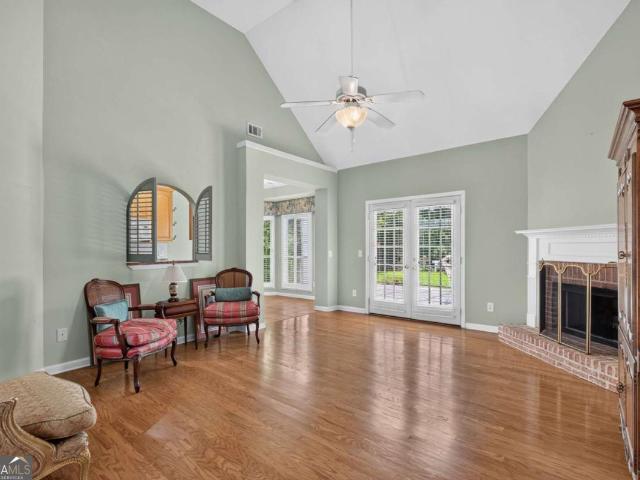 2652 Neighborhood Walk S