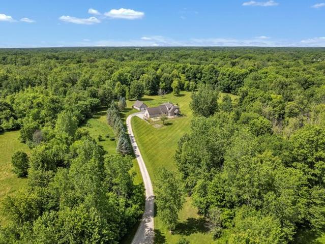 2665 White Tail Ct, South Lyon, MI 48178