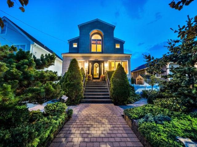 2660 Riverside Dr, Wantagh, NY 11793