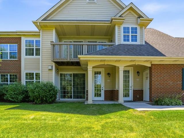 2660 W Colonial Woods Dr, Oak Creek, WI 53154