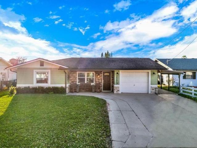 26613 Cayman Dr, Tavares, FL 32778