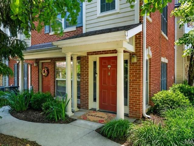 2662 S McKnight Crossing Ct, Rock Hill, MO 63124