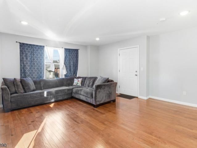 266 2Nd Ave