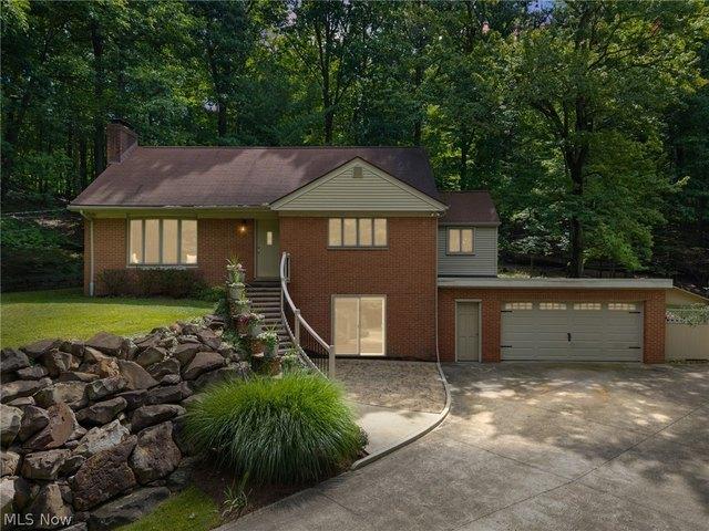 2675 W Ridgewood Dr, Parma, OH 44134