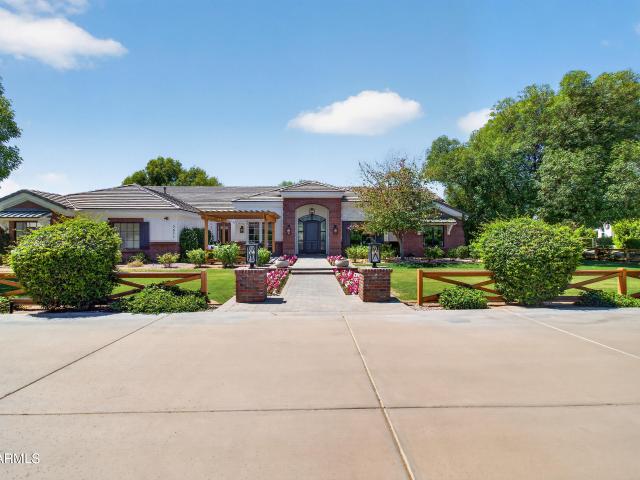 2677 e queen creek road