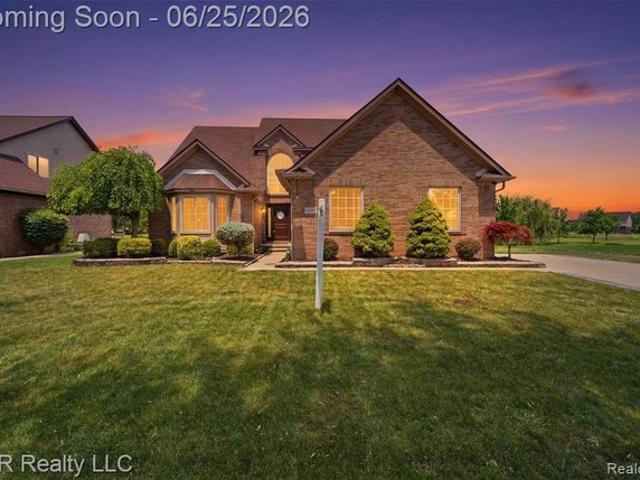 26796 Arcadia Dr, Flat Rock, MI 48134