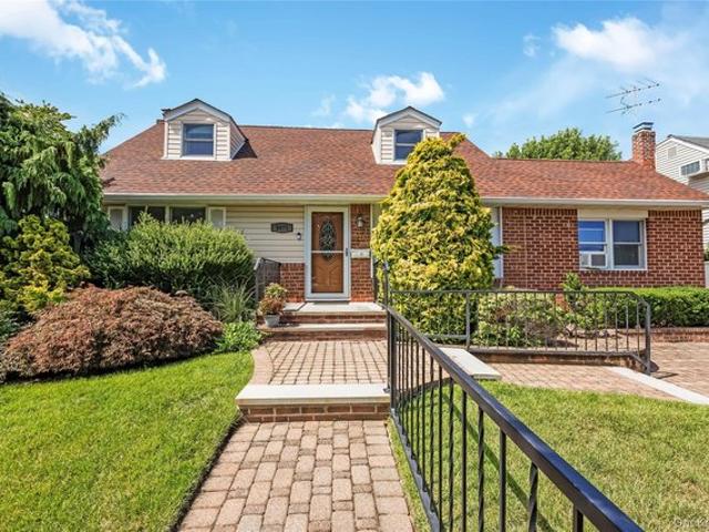 2671 7th Ave, East Meadow, NY 11554