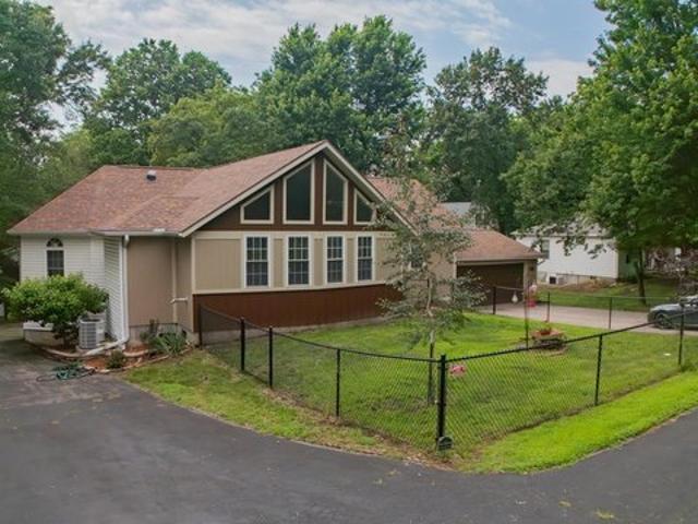26735 Swaying Pine Dr, Warsaw, MO 65355