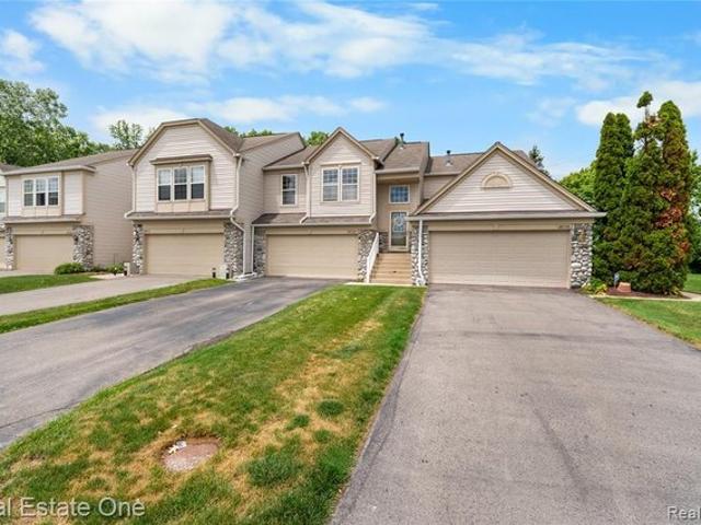 26738 Kirkway Cir, Woodhaven, MI 48183