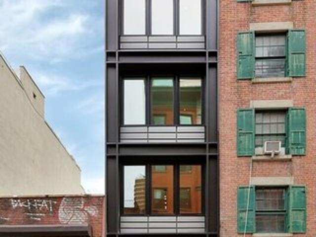 267 1/2 Water St, New York, NY 11201