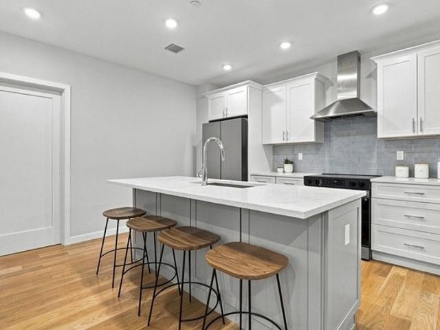 267 Old Colony Ave Apt 206, Boston, MA 02127