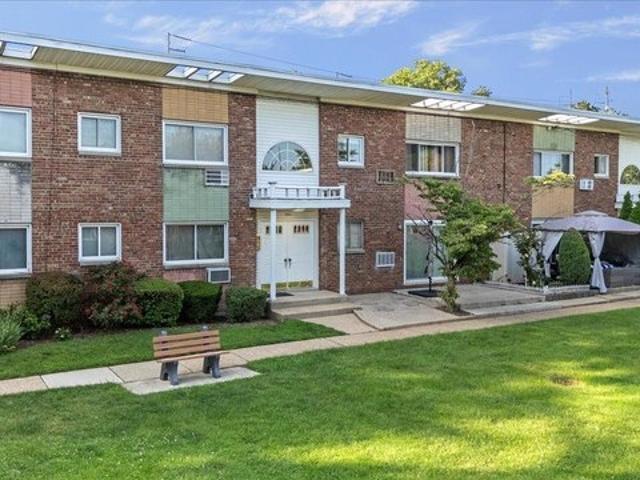 267 N Newbridge Rd Apt 2D, Levittown, NY 11756