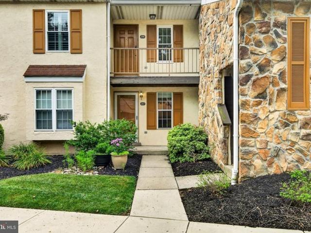 267 Valley Stream Ln, Chesterbrook, PA 19087