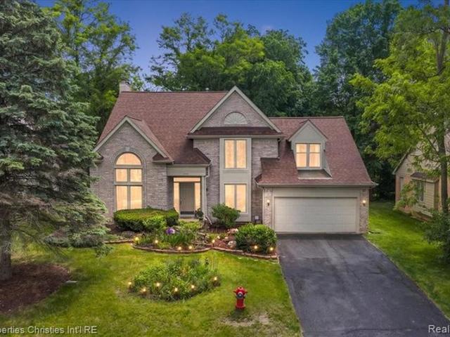 2685 Elizabeth Ln, West Bloomfield Township, MI 48324